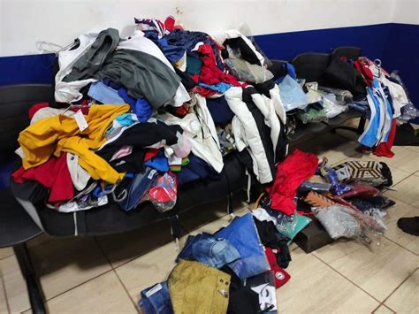 Quadrilha furta R 24 mil de loja capota carro em perseguição e é