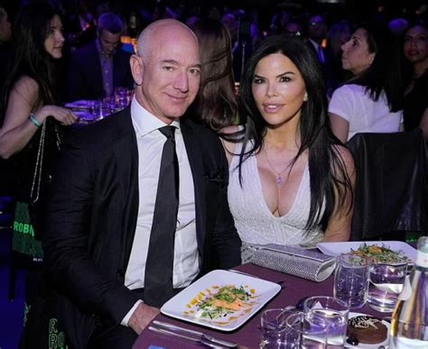 Обичта на известните Джеф Безос и Лорън Санчес на благотворителна гала