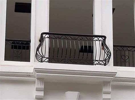 Xem 30 mẫu lan can ban công sắt đẹp hiện đại cho nhà mặt tiền