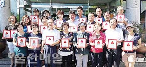 신정5동 지역사회보장협 관내 착한가게에 현판 전달