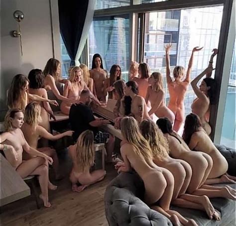 El Playboy Ucraniano Detr S De La Sesi N De Fotos Con Decenas De