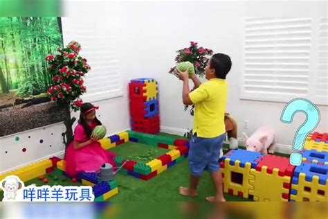 太奇妙，萌娃小萝莉的西瓜里怎么装了巧克力？可是小正太为何不开心？萌娃西瓜正太