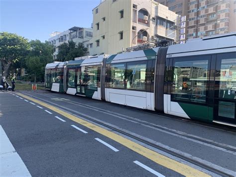 高雄輕軌擦撞闖紅燈腳踏車 騎士疑肇事逃逸 華視新聞網