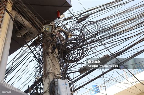 네팔의 지저분한 전기 케이블 밝혀지지 않은 광섬유 기술의 예 얽힌 전선이 있는 전등 거리의 전신주에 선 네팔에 대한 스톡 사진