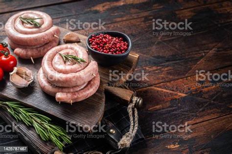 나무 판에 바이에른 원시 나선형 소시지 나무 배경 상단 보기 공간 복사 0명에 대한 스톡 사진 및 기타 이미지 0명 건강한