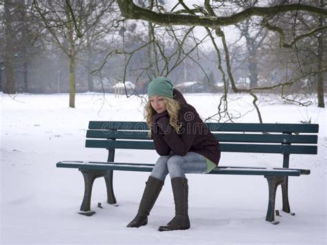 Femme Seule S Asseyant Sur Le Banc De Parc En Hiver Image Stock Image