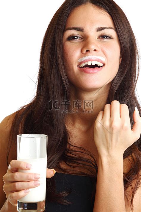 女人喝酸奶高清摄影大图 千库网