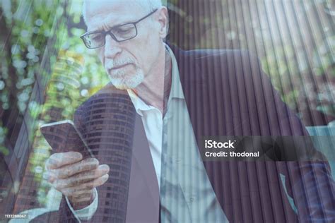 그의 휴대 전화를 사용 하 여 성숙한 남자 빛 효과 이중 노출 55 59세에 대한 스톡 사진 및 기타 이미지 55 59세 기업 재무와 산업 남성 Istock