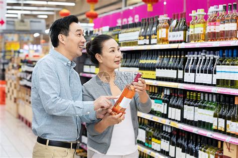中年夫妻超市选购酒水高清图片下载 正版图片501423213 摄图网