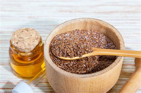 채식 다이어트 건강 한 비타민 식품 화장품 개인 관리 자기 Eare 전통 대체 의학 병에 천연 식물성 아마 씨 기름 테이블에 나무 박격포에 아마 씨앗 0명에 대한 스톡 사진