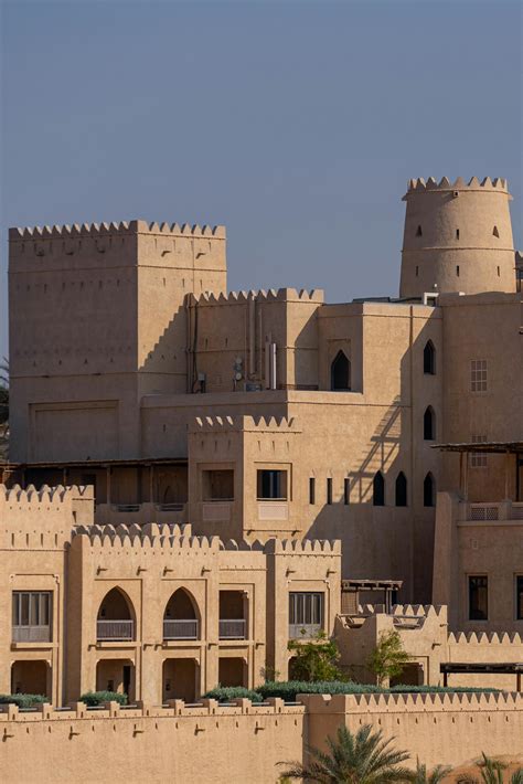 Odrzucaj Tradycyjne 갈색 톤 거주되는 건물 외관 건설 건축 건축 사진 건축 세부 사항 고대의 관광 관광 명소 기하학적 도시 경관