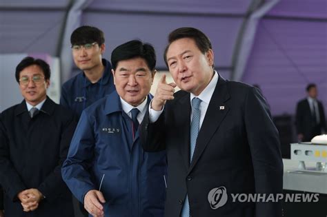 군산조선소 선박 블록 첫 출항식 참석한 윤석열 대통령 연합뉴스