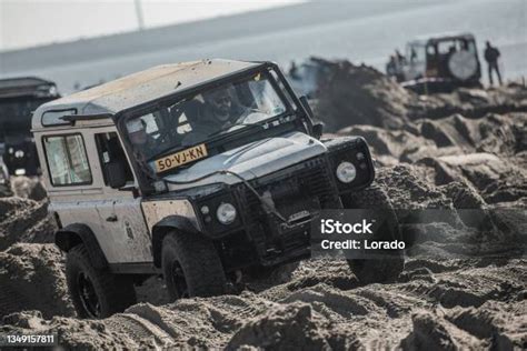 네덜란드 해변에서 모래 참호를 통해 운전 오프로드 차량 4x4 자동차에 대한 스톡 사진 및 기타 이미지 4x4 자동차 Jeep 가을 Istock
