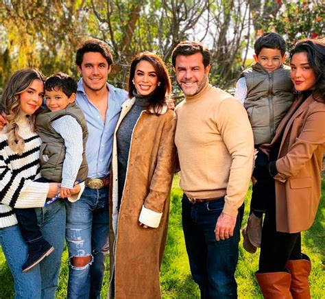 Cobijado Por El Amor De Su Familia Eduardo Capetillo Jr Celebra Su