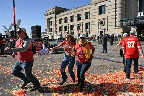 スーパーボウル優勝パレードで乱射 1人死亡、子ども含む21人負傷 写真15枚 国際ニュース：afpbb News