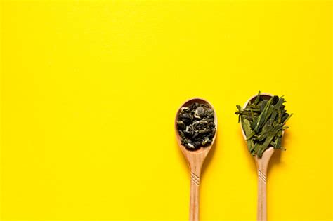 빌 루 춘과 룽 징 노란 배경에 숟가락에 중국 잎 녹차 0명에 대한 스톡 사진 및 기타 이미지 0명 건조한 노랑 Istock