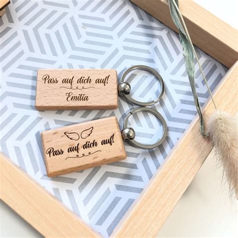 Schlüsselanhänger aus Holz personalisiert mit Namen Schlüsselanhänger