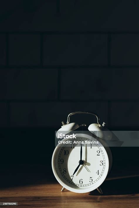 클래식한 흰색 알람 시계가 부엌 탁자 위에 서 있고 복사 공간이 있습니다 0명에 대한 스톡 사진 및 기타 이미지 0명 개념 건강한 생활방식 Istock
