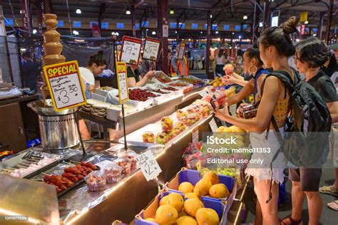 호주 멜버른의 퀸 빅토리아 야시장 에서 여름 을 위한 음식 포장 마차 거리에 대한 스톡 사진 및 기타 이미지 거리 건축 건축물 Istock