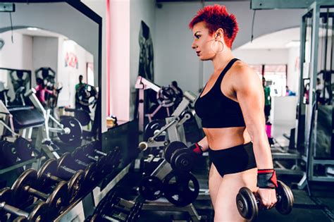 체육관 보디 빌딩 역도 피트 니스 훈련에 아령을 들고 젊은 근육 강한 여자 건강한 생활방식에 대한 스톡 사진 및 기타 이미지 건강한 생활방식 관능 근육질 체격