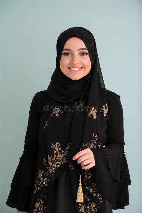Hermosa Mujer Musulmana Con Vestimenta De Moda Con Hijab Aislada En Un