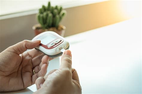 여자 손 약 당뇨병 Glycemia 건강 관리 및 사람들 개념으로 사용 하는 혈당 측정기로 혈당 검사 닫습니다 감시에 대한 스톡 사진 및 기타 이미지 Istock