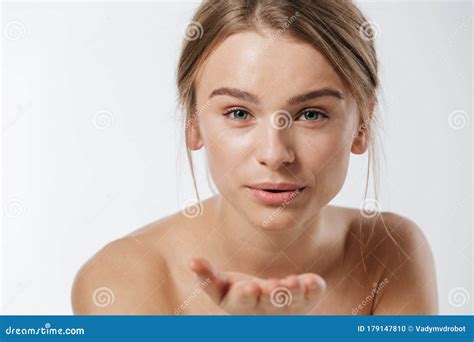 Retrato De Belleza De Una Joven Rubia Semidesnuda Mujer Soplando Un