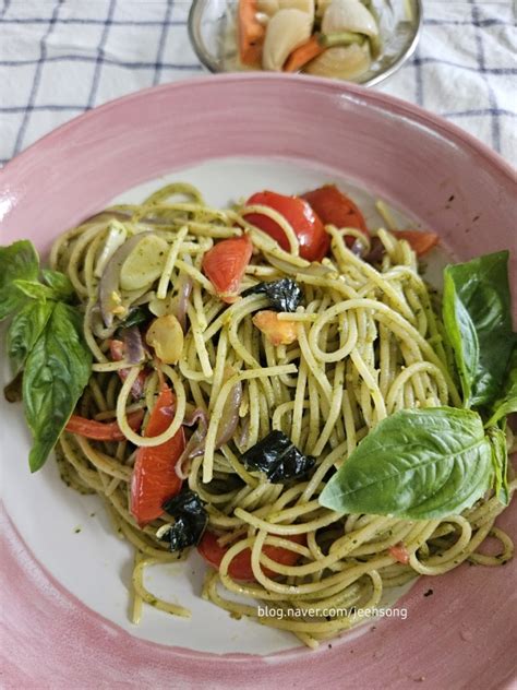 바질페스토파스타바질잎도 넣어 더 향긋하고 싱그러워진 오일스파게티