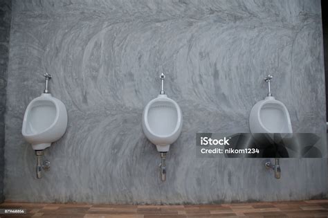 흰색 세라믹 소변 기 화장실 방 다 락 벽에에서 남자의 남자의 목욕탕 디자인에서 3 개의 흰색 소변 기의 공공건물에 대한 스톡