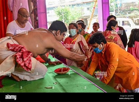 Howrah West Bengal India 14th October 2021 Hindu Purohit Putting