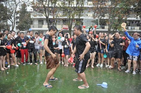 福建泉州華僑大學東南亞留學生慶潑水節，千人共秀青春激情 每日頭條