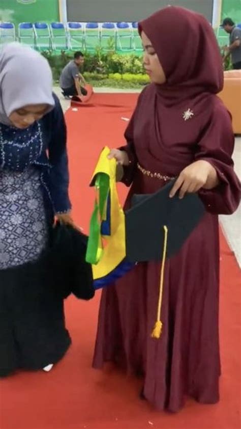 Cewek Sarjana Rela Lepas Baju Toga Dan Diberikan Kepada Kakaknya Yang