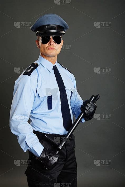 穿制服的年轻警察
