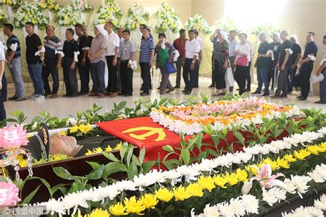 江苏连云港：社会各届人士为开山岛民兵哨所所长王继才同志送行