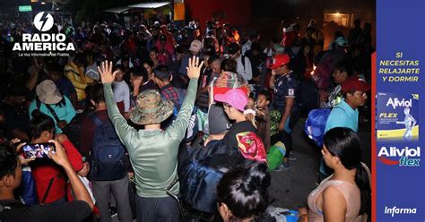 Caravana migrante bloquea carretera del sur de México resguardada por