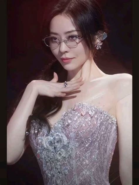 张靓颖九万字直拍 想到给张靓颖戴眼镜的人是个天才新浪新闻