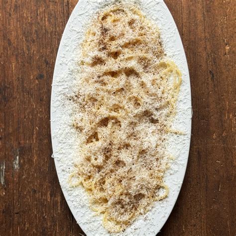 当店の看板メニューのひとつ「カチョ・エ・ぺぺ」 イタリア語で「チーズと胡椒」。 当店では2種類のチーズと胡椒で仕上げており、チーズ好きな方にも