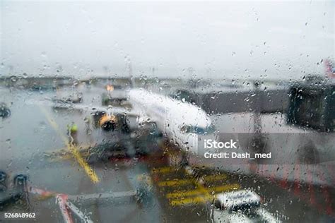 런웨이 및 버즘 통해 습함 유리컵 공항 배경기술 게이트에 대한 스톡 사진 및 기타 이미지 게이트 공항 공항 출발 구역