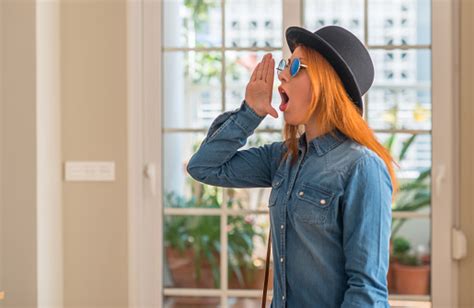 중산 모자 선글라스 소리와 입에 손으로 측면 크게 비명을 입고 세련 된 빨간 머리 여자 통신 개념입니다 감정에 대한 스톡 사진 및 기타 이미지 Istock