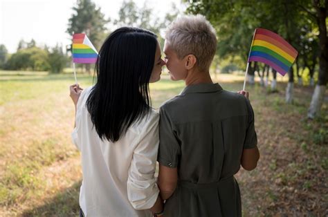 Casal De Lésbicas Se Beijando Foto Grátis