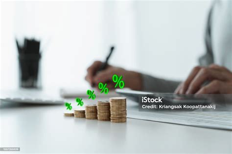 재정적 성장과 성공 아이디어 투자 관리 자금 또는 펀드 계획 전략 투자자 또는 거래자 수입 부 또는 이익 개인 금융 및 투자 목표 또는 목표 개념 Earnings