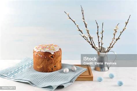천 냅킨에 부활절 케이크 프레임에서 버드 나무 가지와 계란의 형태로 다채로운 계란 주전자 0명에 대한 스톡 사진 및 기타 이미지