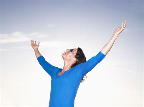 푸른 하늘 배경 두 팔을 벌려 여성 사진 무료 다운로드 Lovepik