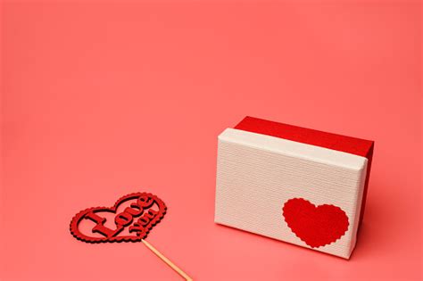 빨간색 하트 패턴과 비문이새겨진 나무 표지판이 있는 홀리데이 박스 발렌타인 데이 여성의 날 생일을 위한 분홍색 배경에 당신을