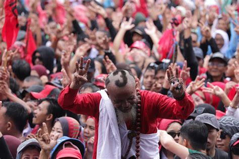 FOTO Bandung Pecah Puluhan Ribu Pendukung Hadiri Kampanye Akbar