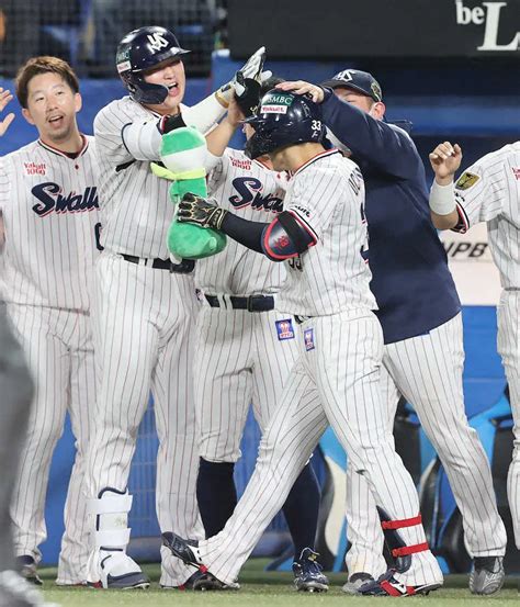 ＜ヤ・オ＞9回、同点3ランホームランを放った内山壮（中）を迎える村上（左）らヤクルトナイン（撮影・椎名 航） ― スポニチ Sponichi