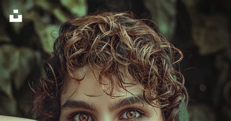 그녀의 손으로 그녀의 얼굴을 가리는 흑백 줄무늬 셔츠를 입은 여자 사진 Unsplash의 무료 얼굴 이미지