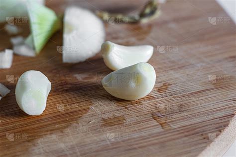 蒜瓣放在砧板上