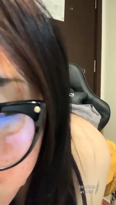 Pesona Cakepnya Karnesia Saat Ngocok Meki Geter Basah