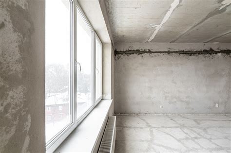 디자인 회색 콘크리트 벽에 대한 빈 인테리어 빈 방 텍스트 및 그림을 위한 공간입니다 콘크리트 벽 슬래브 새로운 주거 건물의 내부 새 아파트의 파티션 0명에 대한 스톡 사진